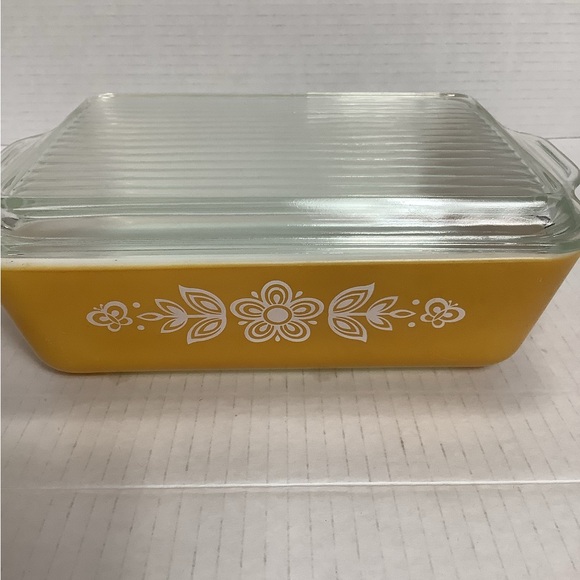 Pyrex | Dining | Vintage Pyrex Butterfly Gold Fridgie W Lid 12 Quart 6s ...